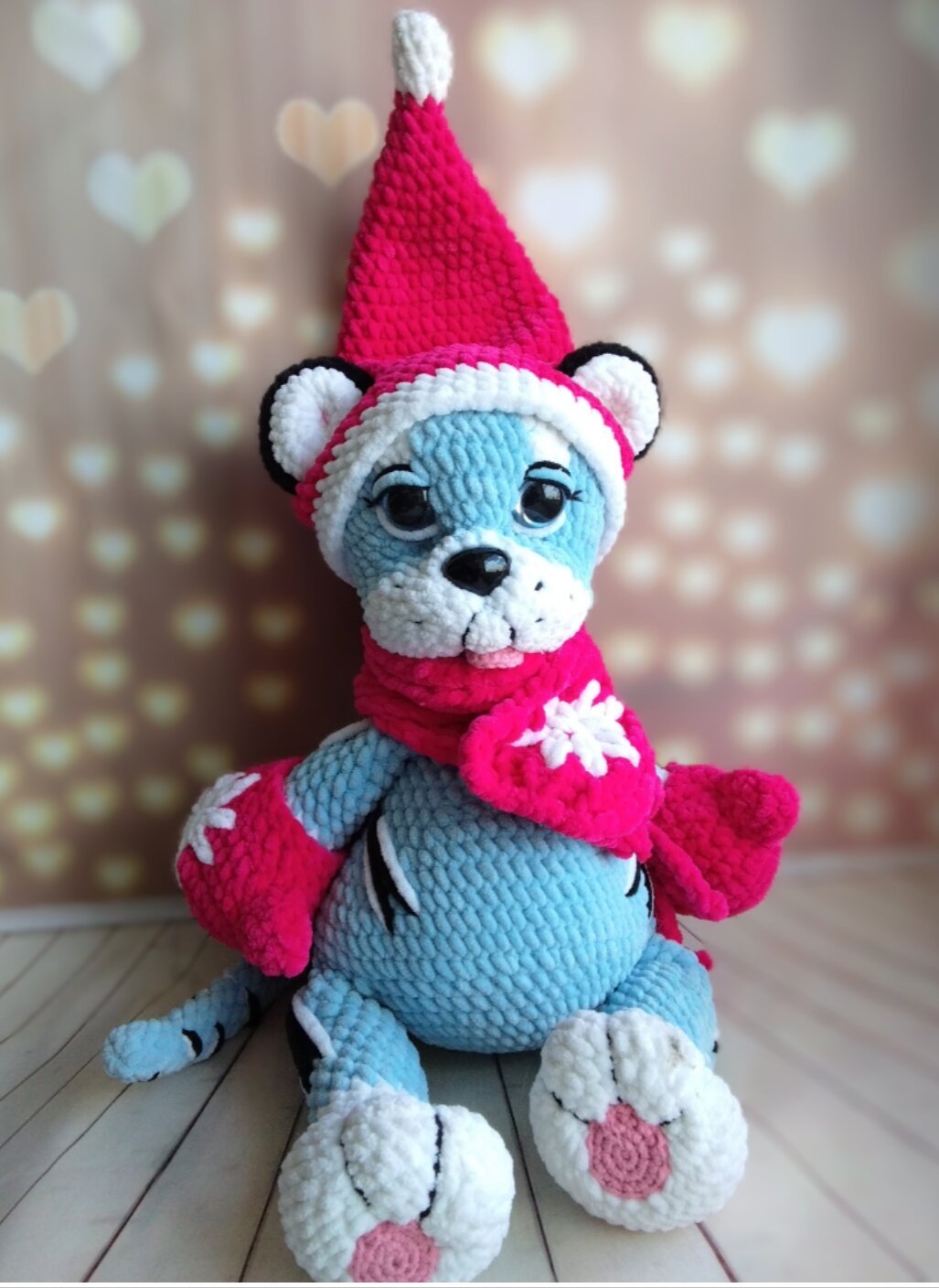 Мягкая плюшевая игрушка тигренок с новогодним колпаком ручной работы, цвет голубой, 40х17х15 см