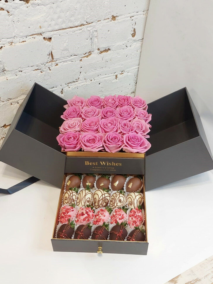 Розы с клубникой в шоколаде в серой шкатулке (BuketOnline)