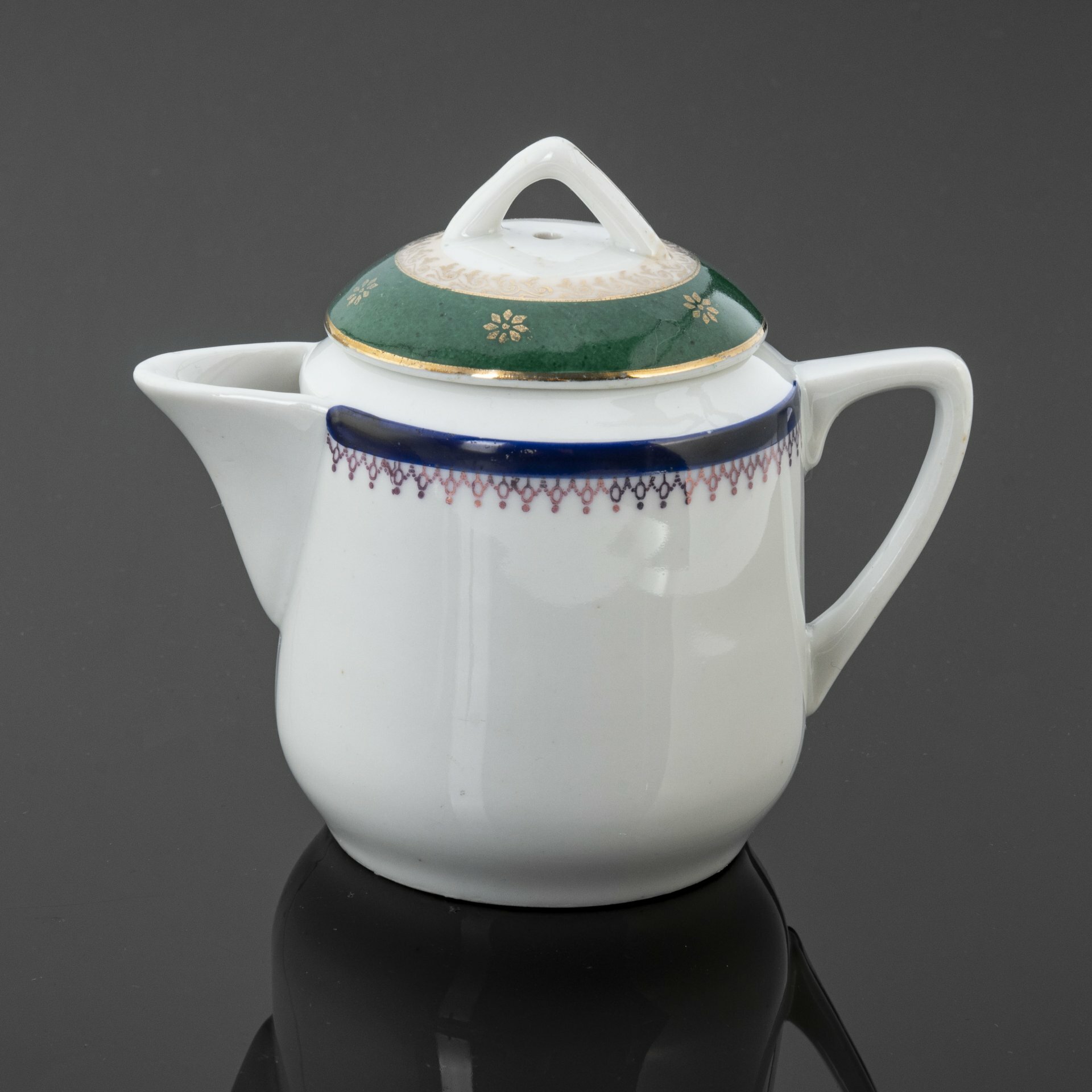 Молочник с изящным декором, крышка в подборе, фарфор