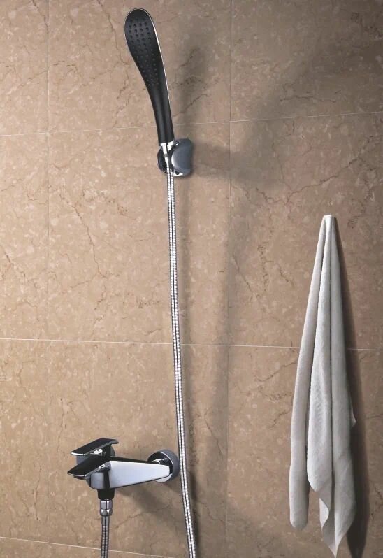Смеситель для ванны Rose R1302H однорычажный с душевой лейкой, черный/хром