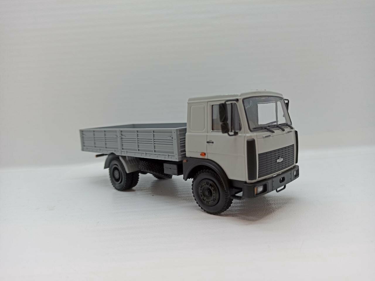 Масштабная модель коллекционная Минский грузовик 53371 бортовой (1991-1999), серый
