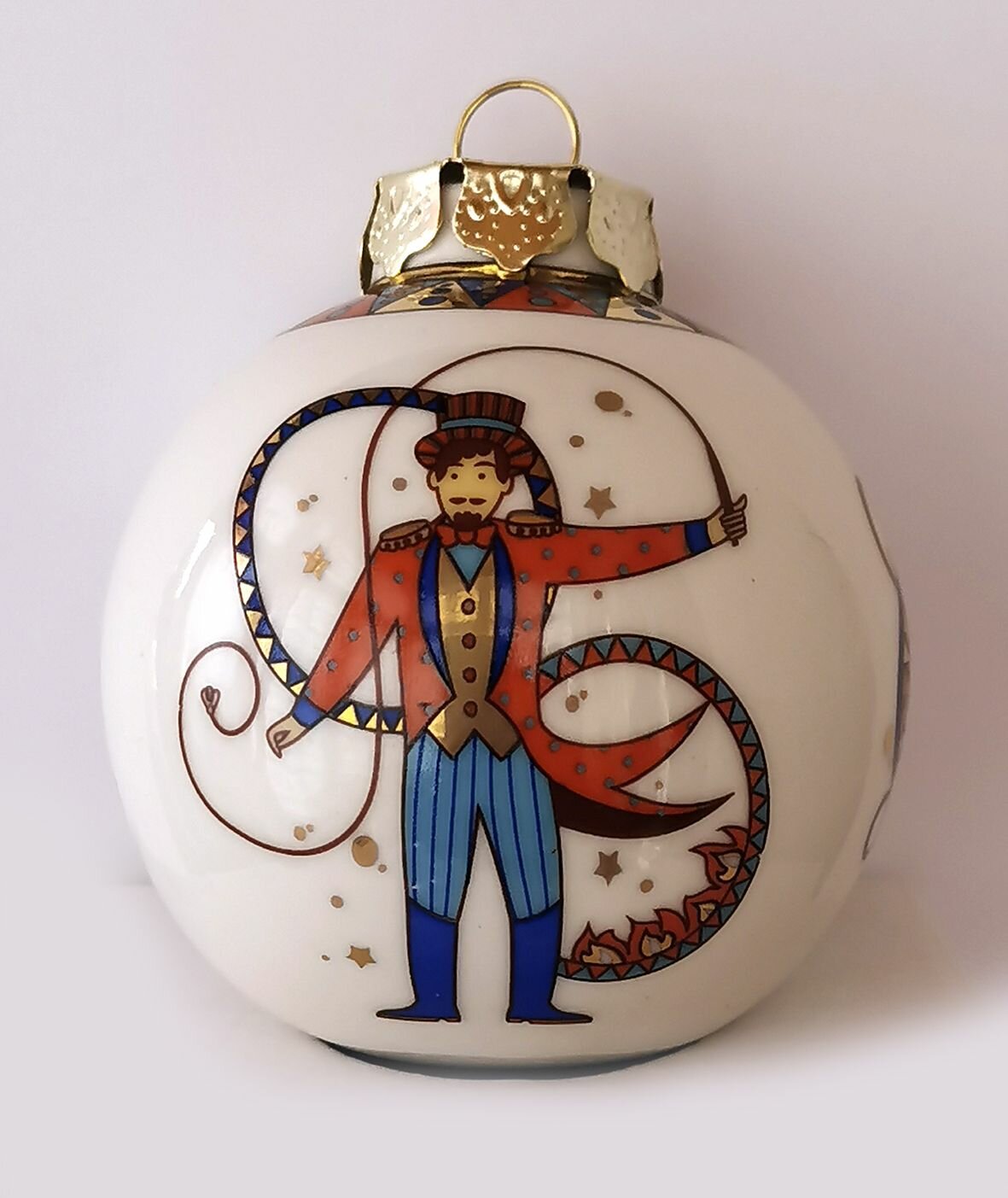 ШАР фарфоровый Новогодний на ёлку-"русский цирк - дрессировщик" диаметр-65 мм, в картонной коробке.