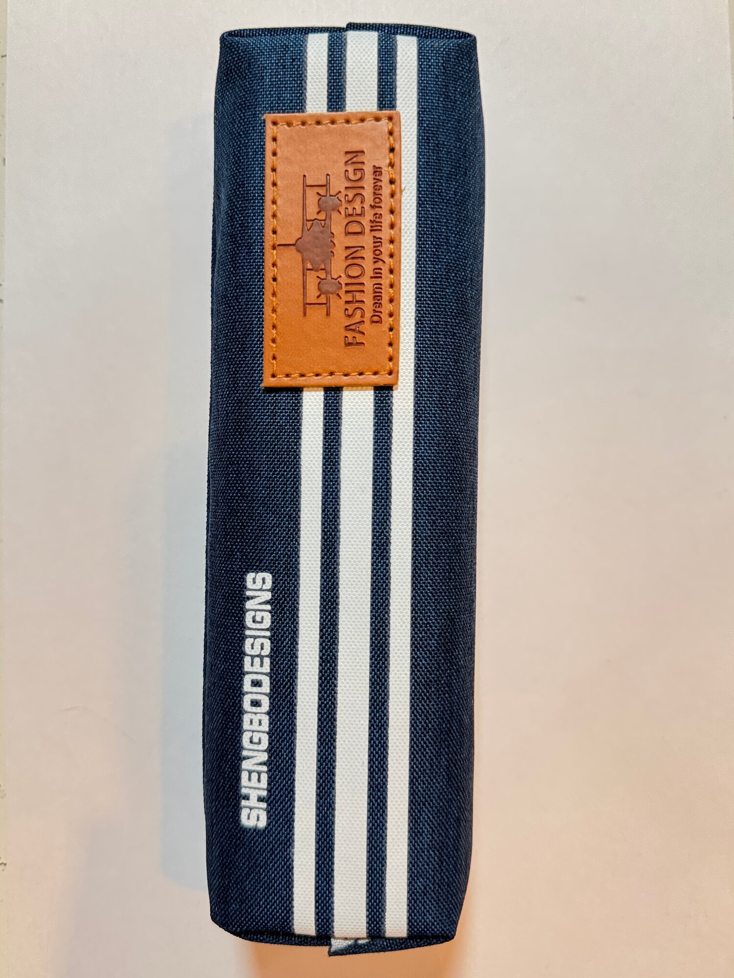 Синий пенал с тремя полосками и аппликацией самолета