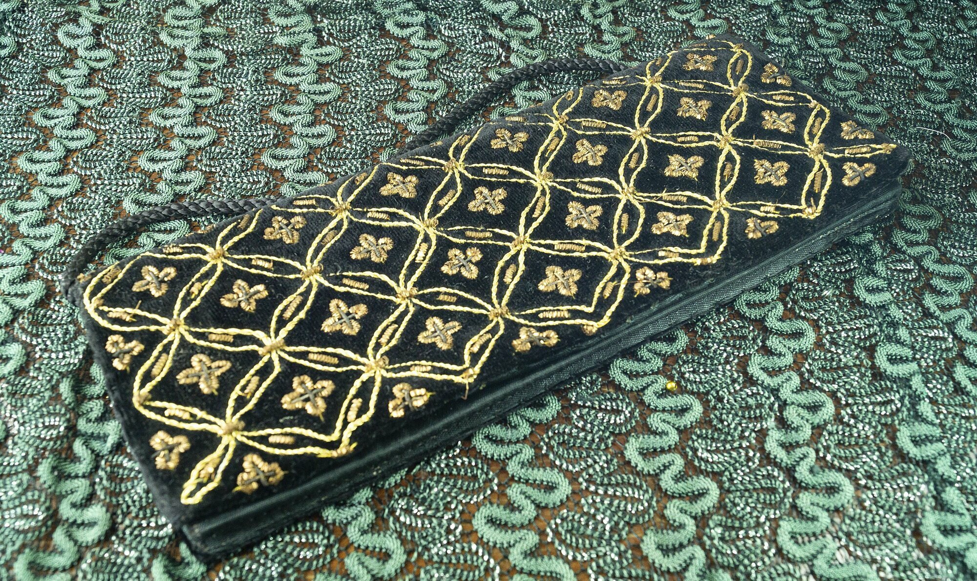 Винтажный клатч - театральная сумочка - кошелек из черного панбархата, расшитый вручную золотой тесьмой и нитью 24К. Азия, 20 век. Ручная работа.