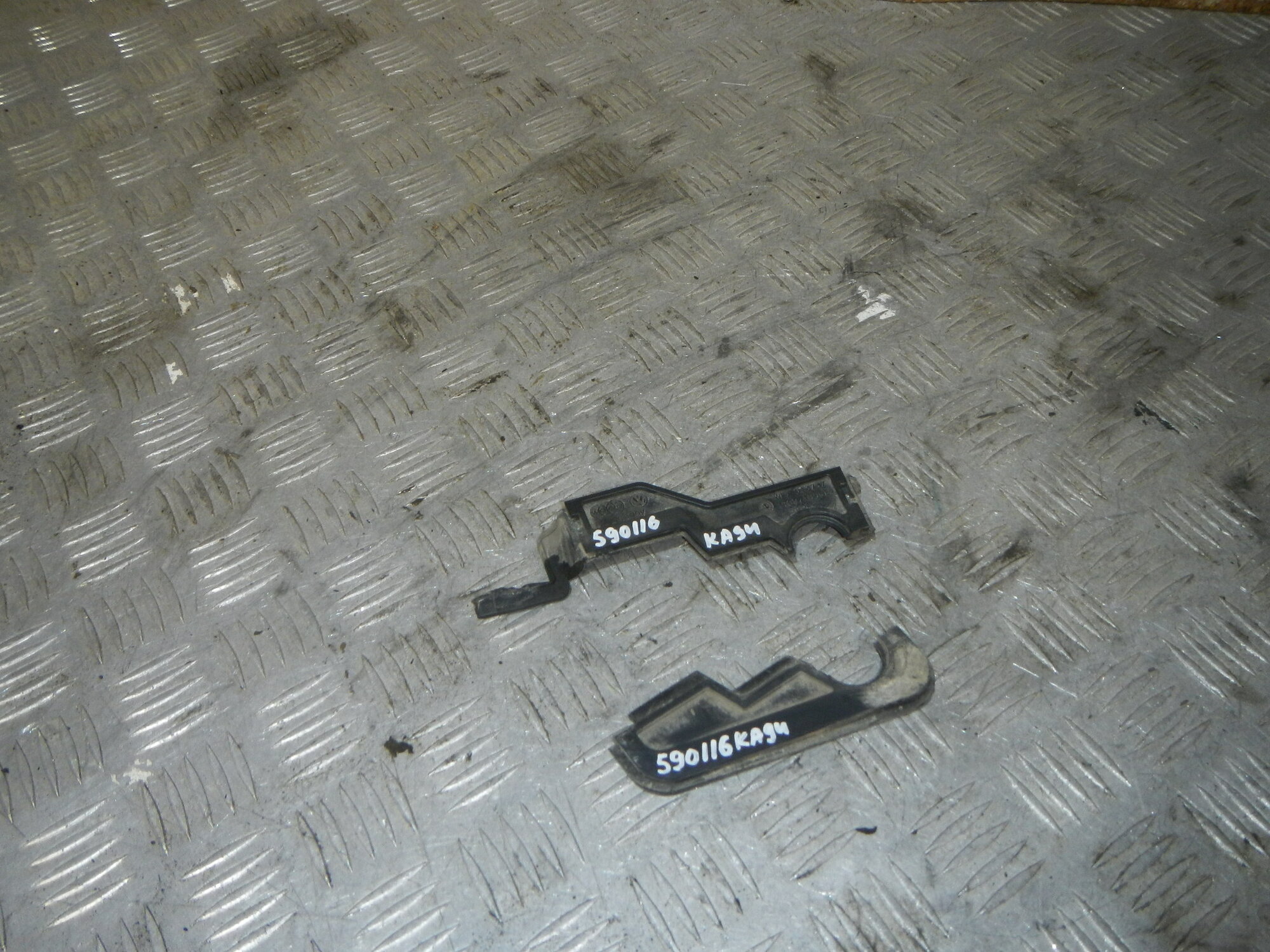 Б/У Кронштейн (сопут.товар), Volkswagen (Фольксваген)-CADDY (11-) VOLKSWAGEN CADDY (11-) Верхняя и нижняя части правого к...