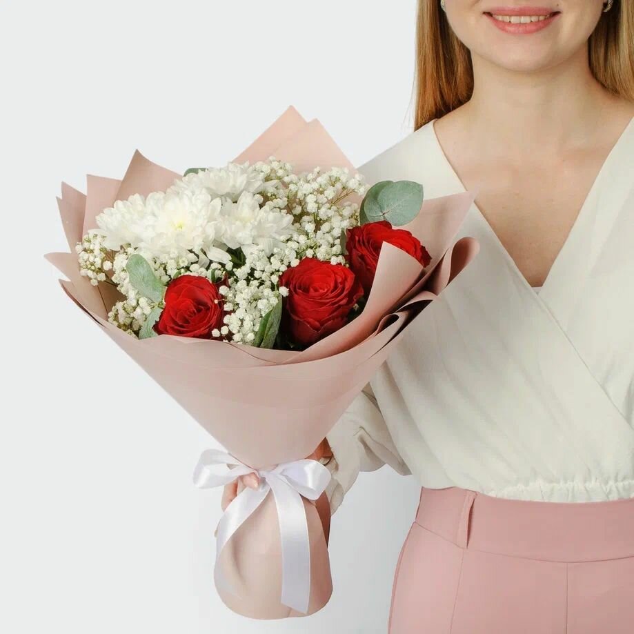 Букет СоюзЦветТорг "Амелия", розы, эвкалипт, хризантемы, гипсофилы