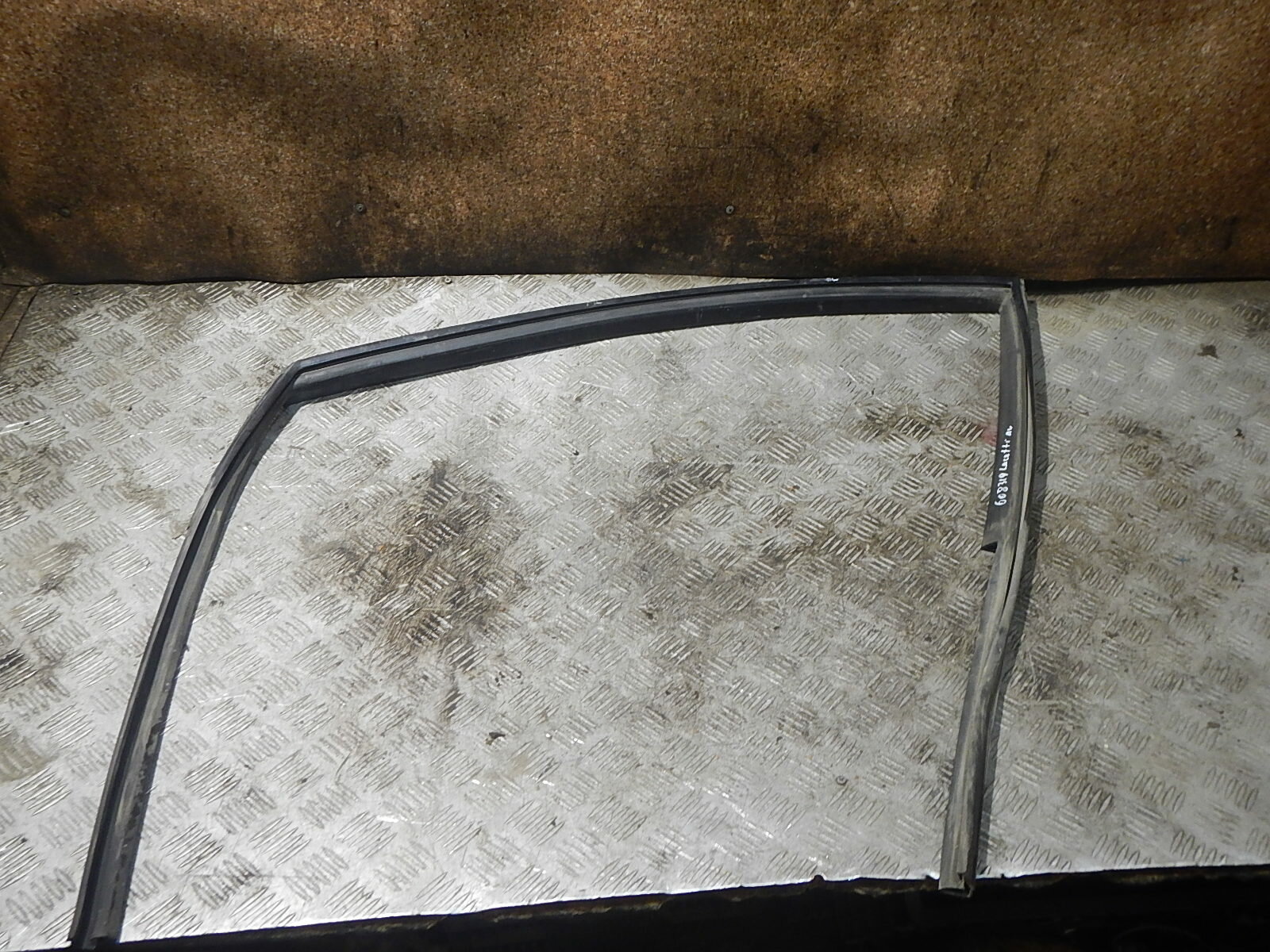 Б/У Уплотнитель стекла двери передней левой, Chevrolet (Шевроле)-LACETTI (04-13) CHEVROLET LACETTI (04-13) Потертости. 6...