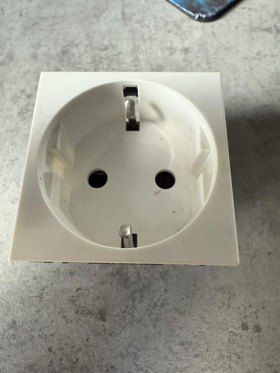 Механизм розетки 1-м СП 2мод. Mosaic 16А IP20 правый 2P+E с заземл. немецк. стандарт бел. Leg 077211