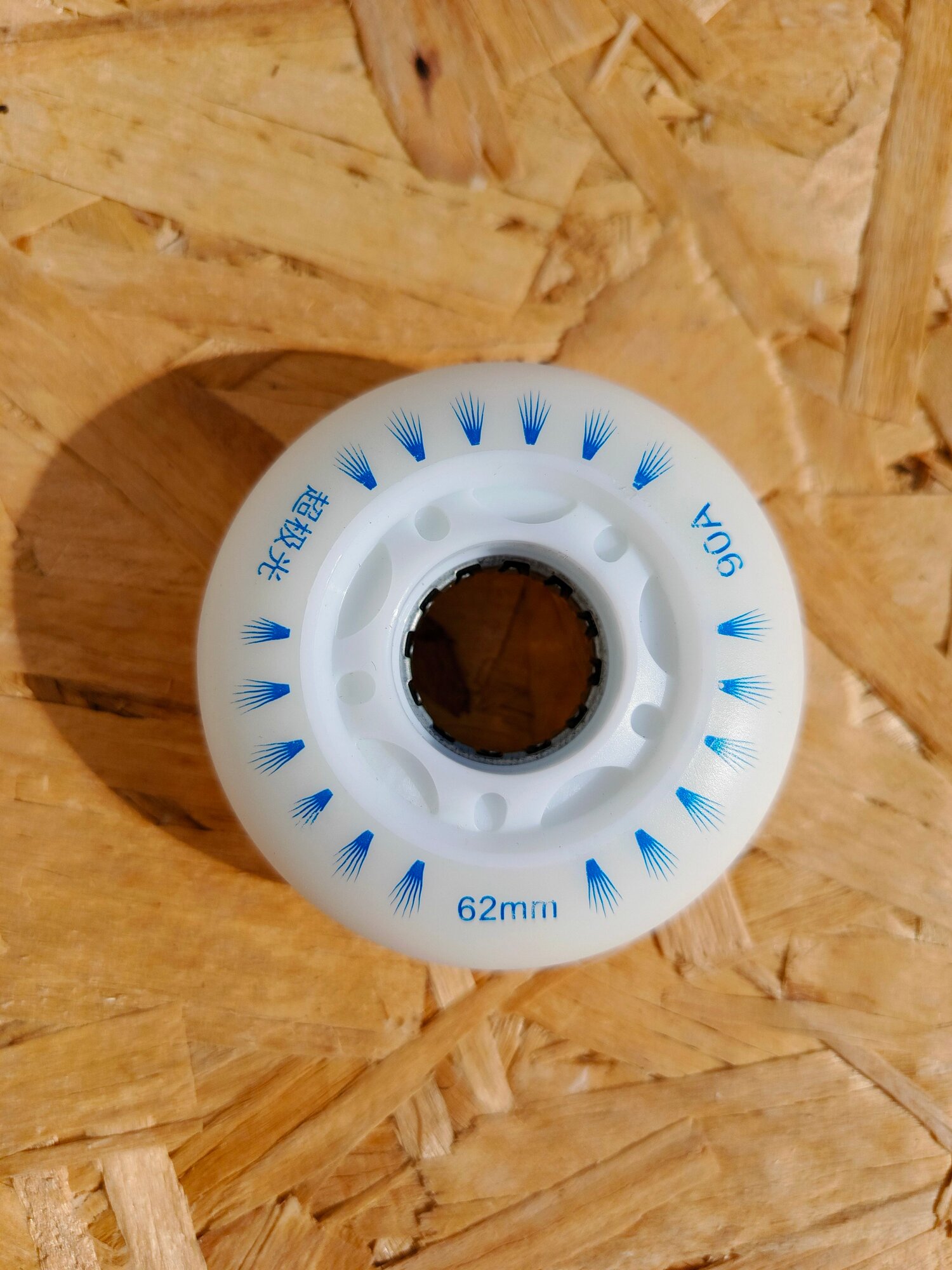 4 светящихся колес 62мм для роликов 85а. Светятся синим С магнитными втулками.