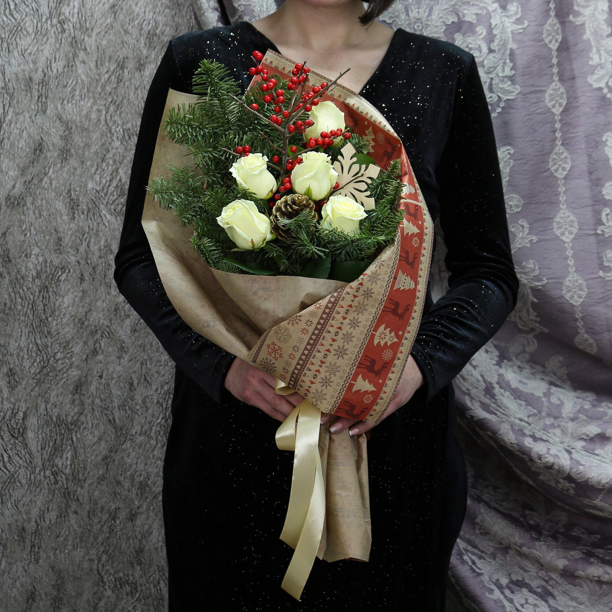 Зимний букет Flor-Pro Flowers живых цветов из белых роз и илекса «Норвегия»