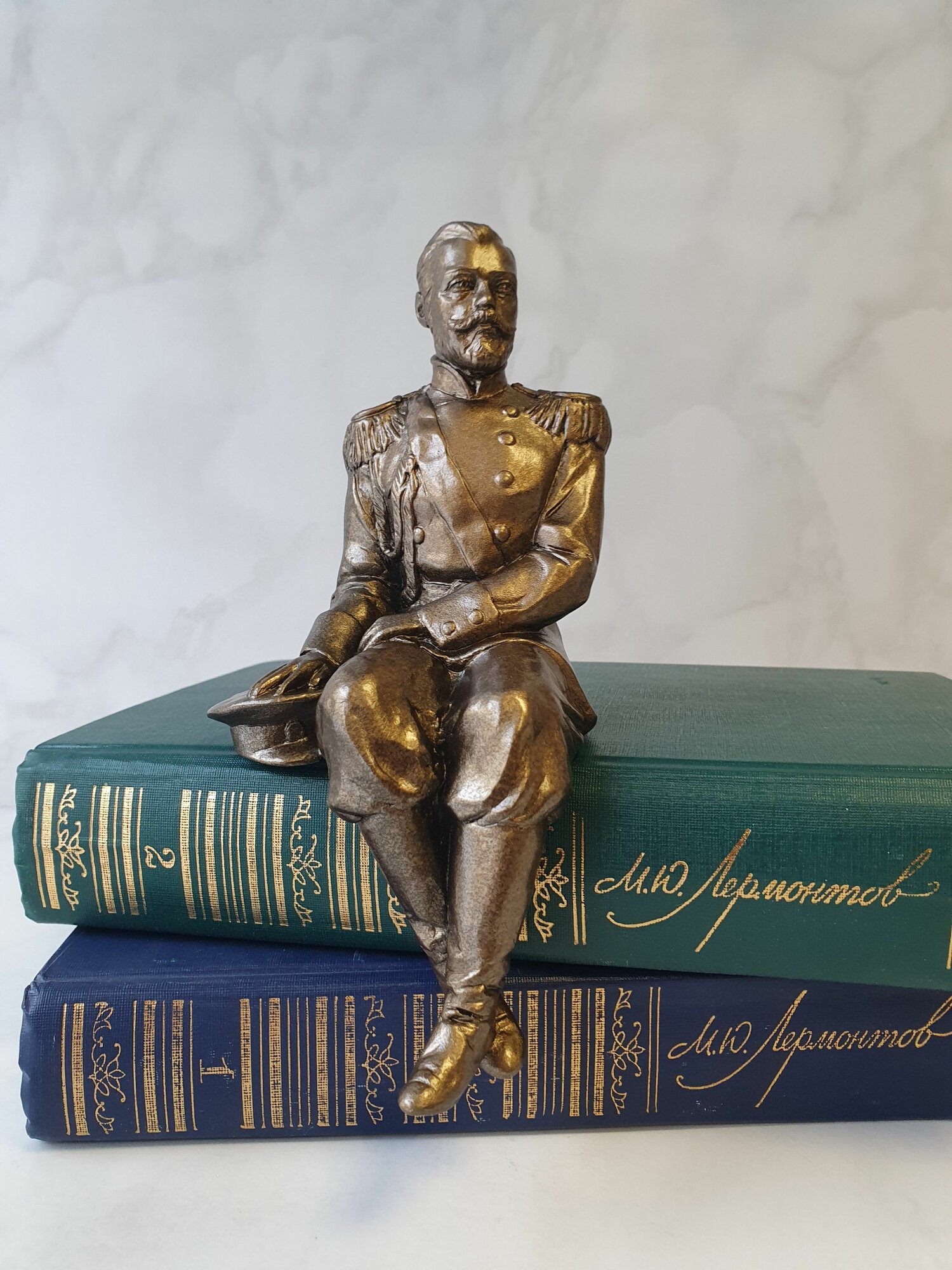 Статуэтка Николай Второй на полку. Цвет бронзовый. Гипс.