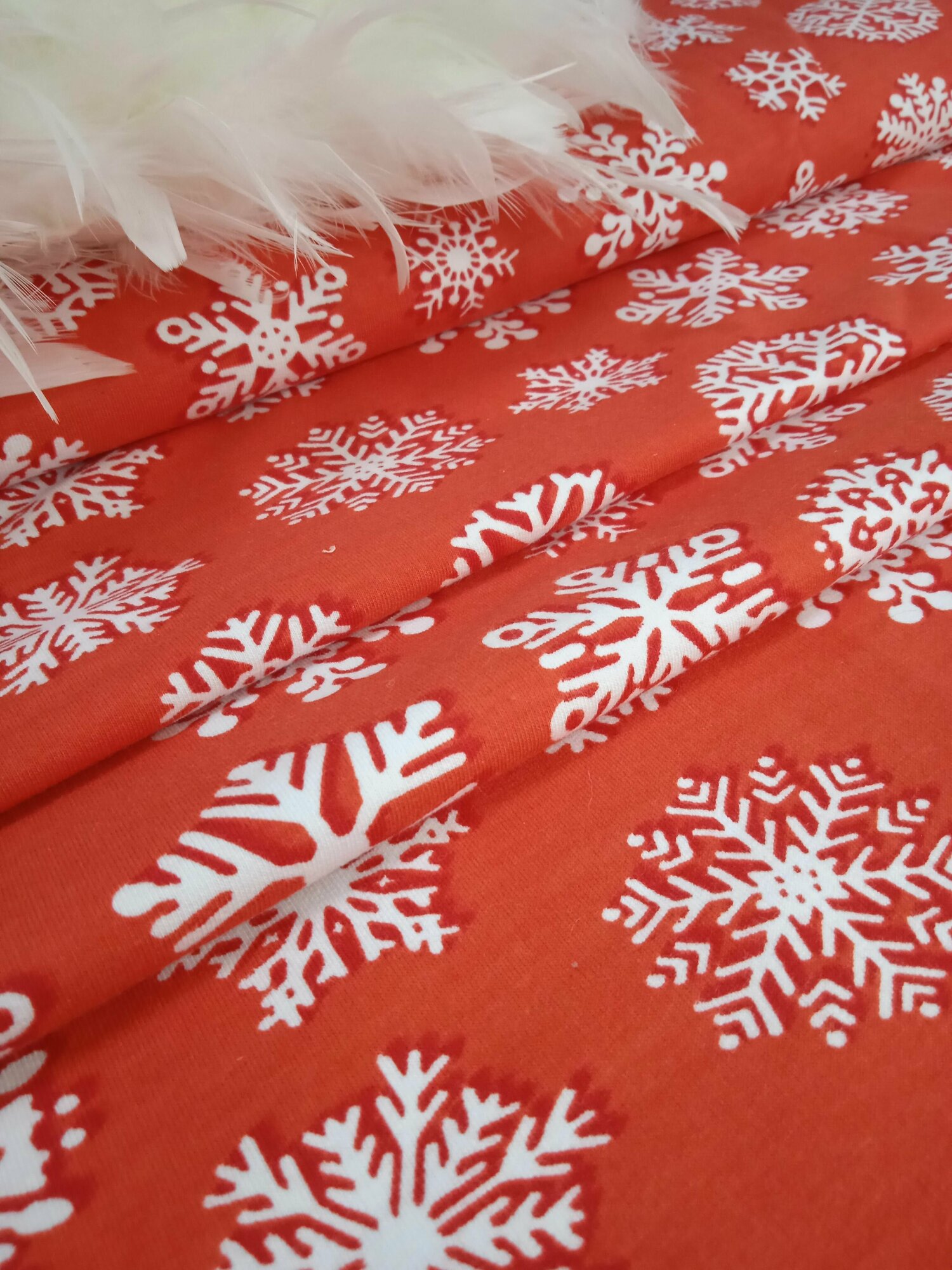 Ткань Футер 2х нитка петля "Снежинки на красном",95 % хлопок,5 % эл, Турция, отрез 100 *190 см