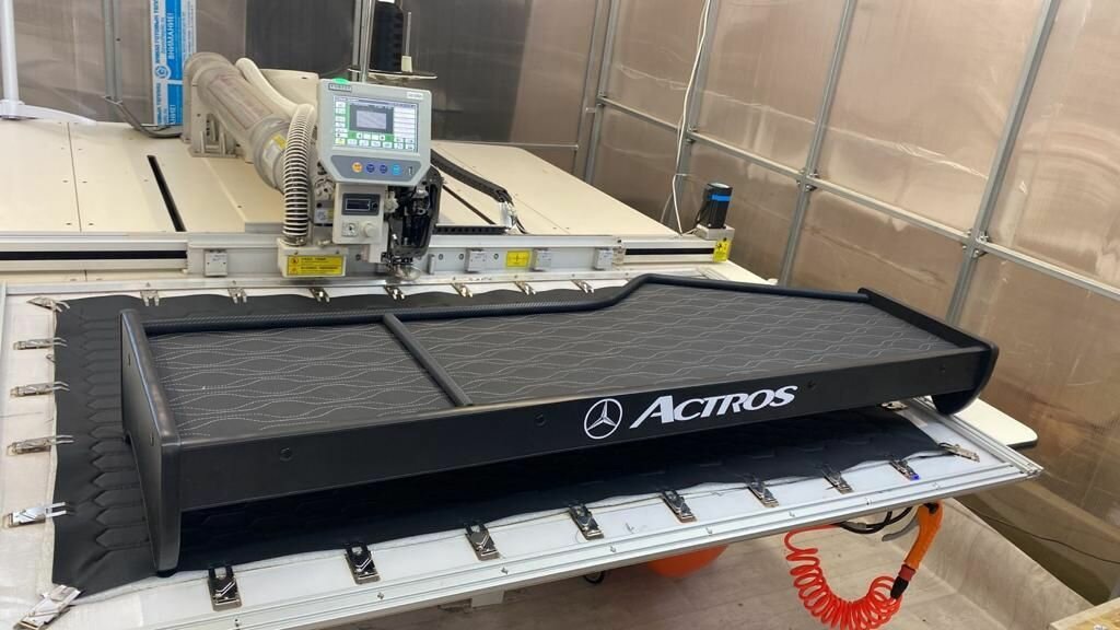 Столик на торпедо грузовика Mercedes-Benz Actros MP1(Мерседес Актрос МП1)