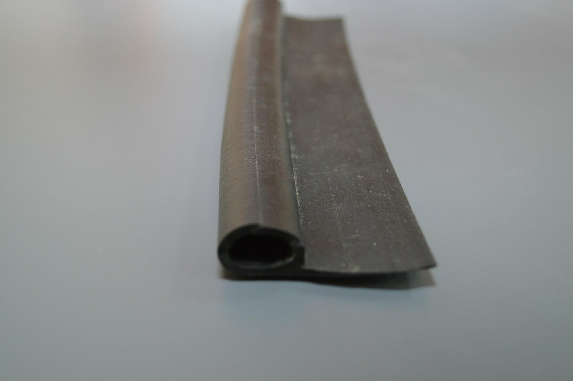 Профиль резиновый черный Р-образный для уплотнения ворот и дверей. Наружный диаметр 12 мм, высота ножки 23 мм. Длина 3 метра.