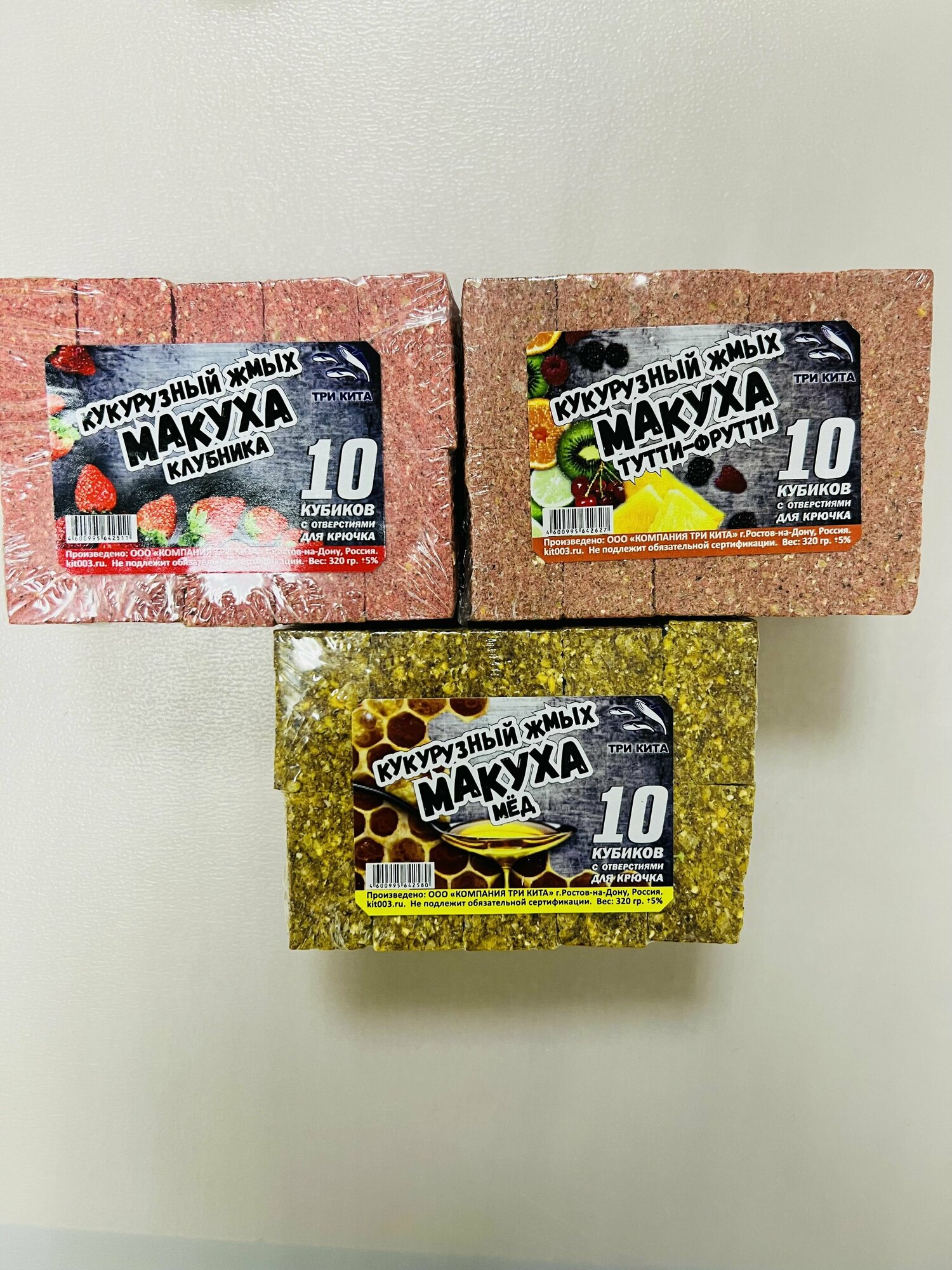 Кукурузный жмых макуха в кубиках с отверстием для крючков ассорти три вкуса