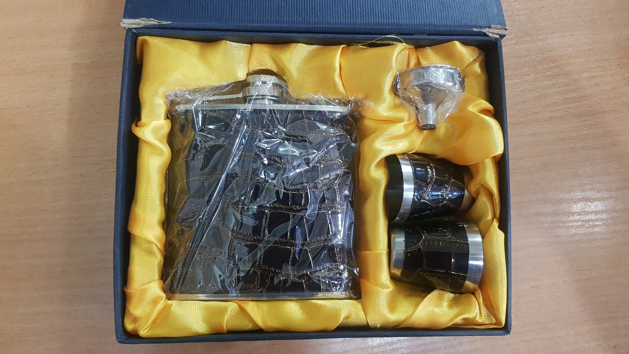 Набор подарочный "Фляжка 180мл, 2 стопки, воронка" 18х14х4,5см