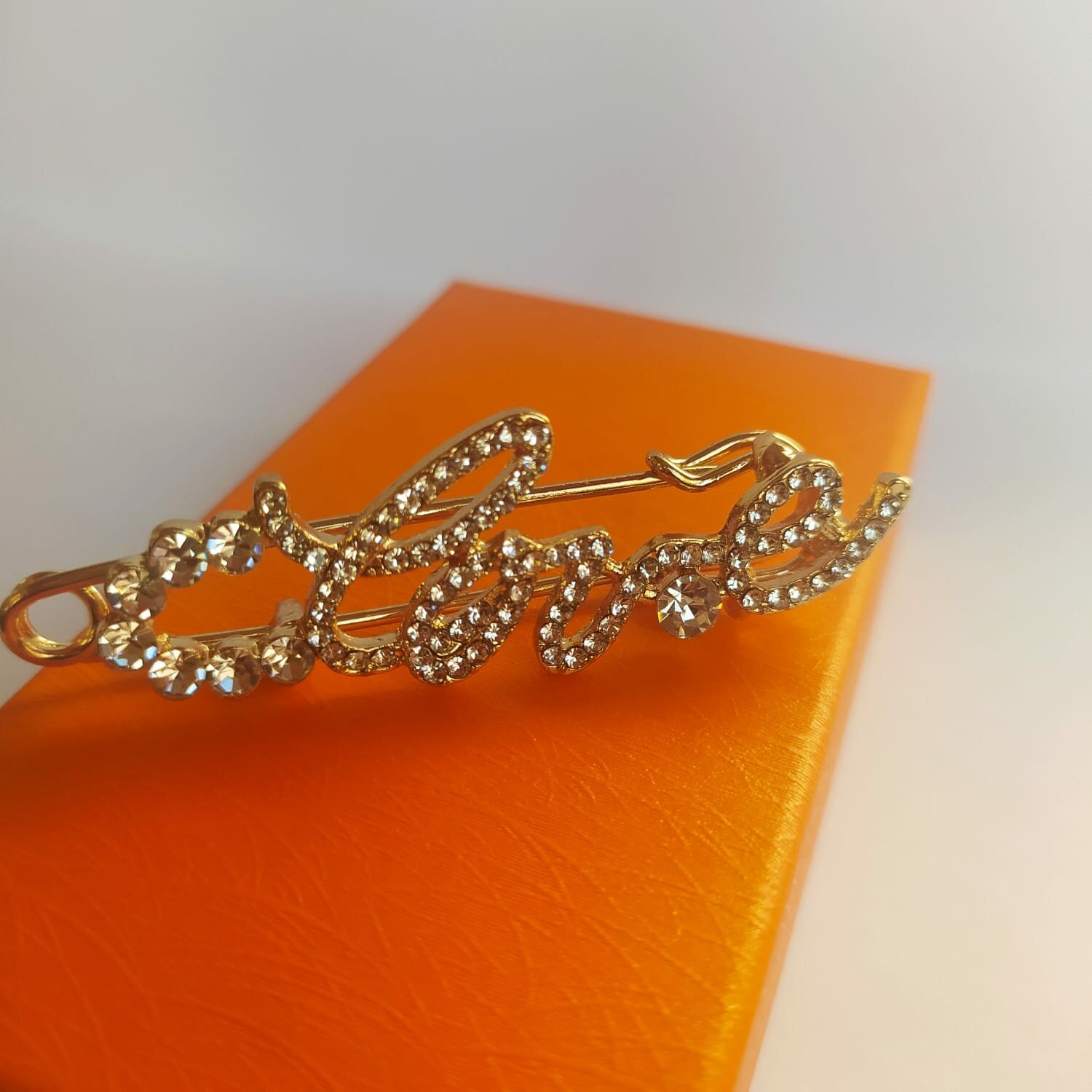 Брошь, стразы