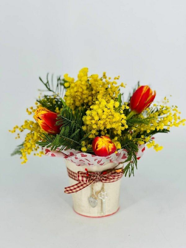 Мимоза с тюльпанами в белом жестяном ведерке, весенний подарок