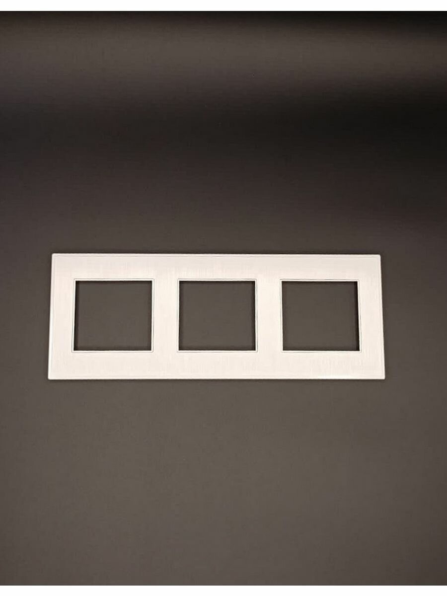Рамка тройная для розеток белая 294