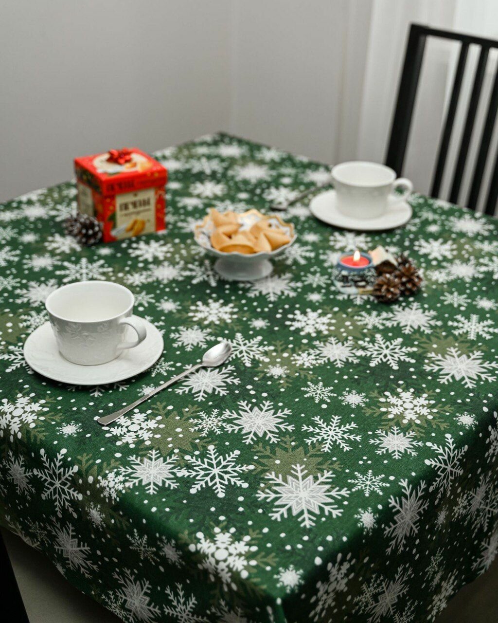 Скатерть грязи и водоотталкивающая с тефлоновой пропиткой Новогодняя124*152 Снежинки