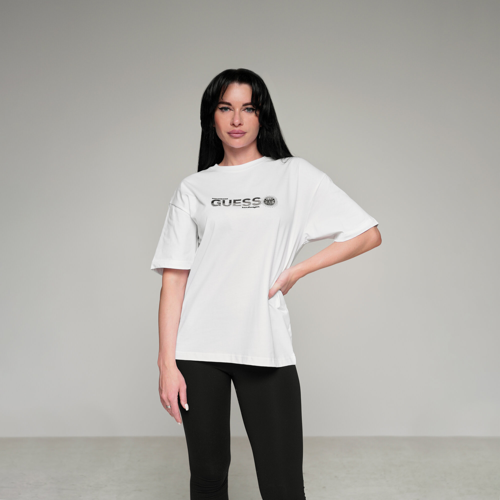 Футболка женская, с стильной термоаппликацией из страз