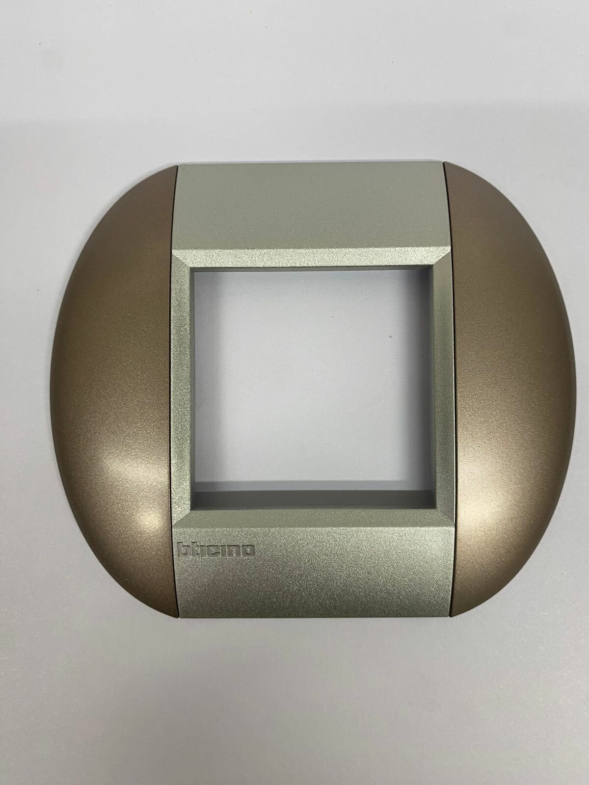 Рамка овальная Livinglight, 1-постовая, бронзовая, из пластмассы, модель LNB4802