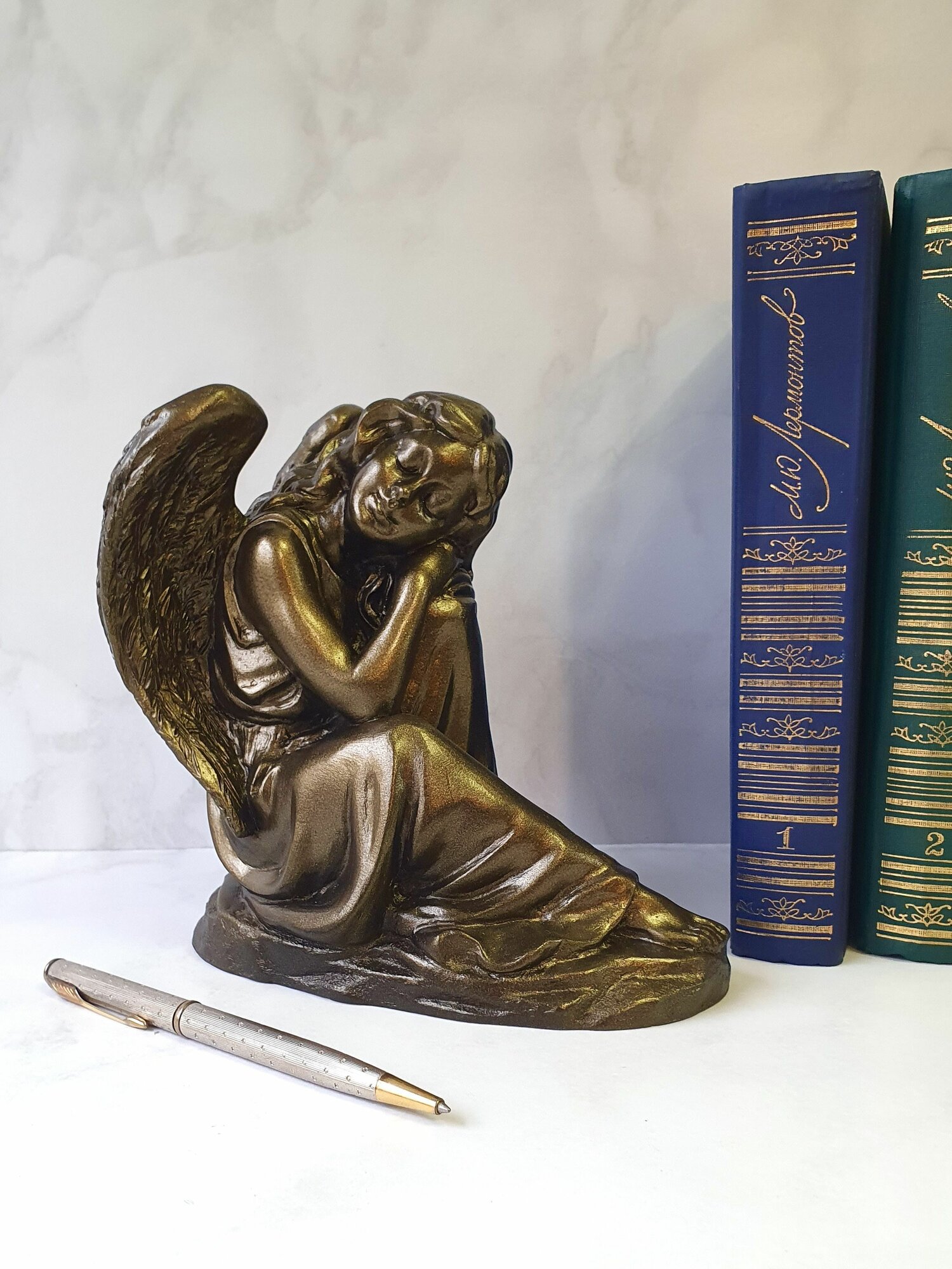 Ангел спящий на скале. Гипс, цвет белый. Высота 16см.