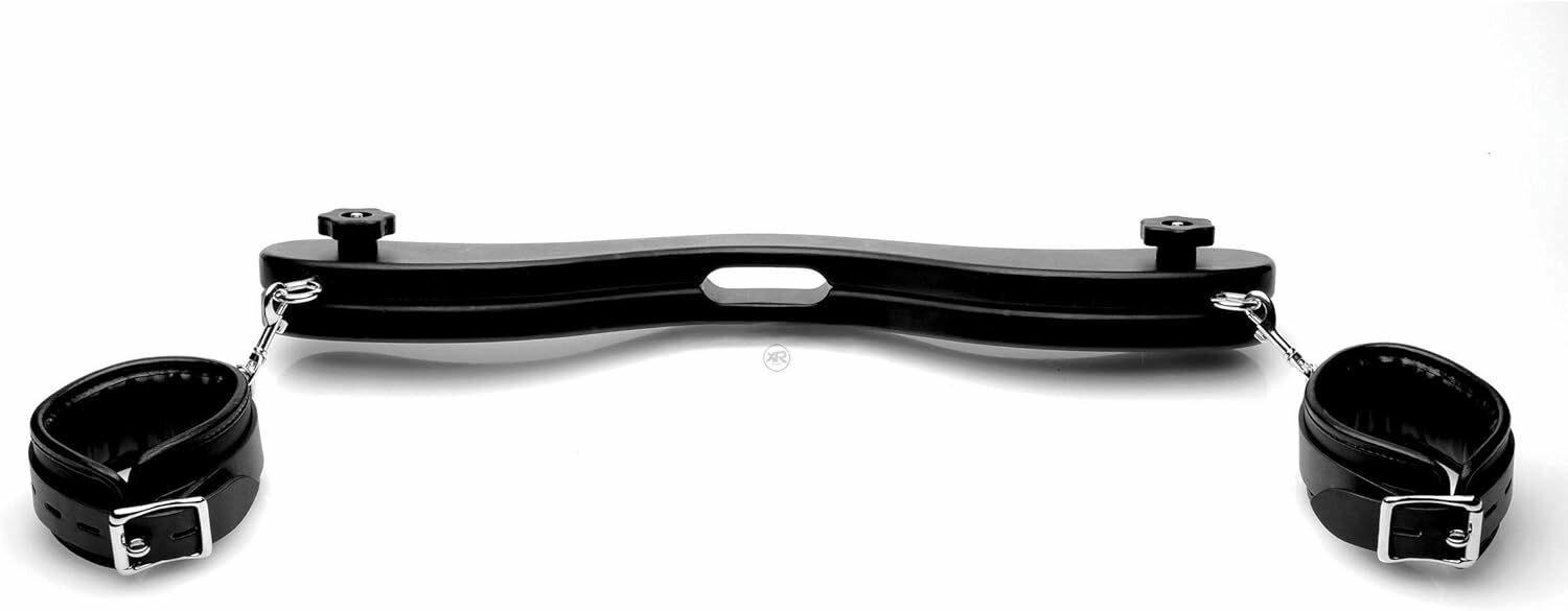 Экстремальный БДСМ-насильник-смиритель с ограничителями на лодыжках