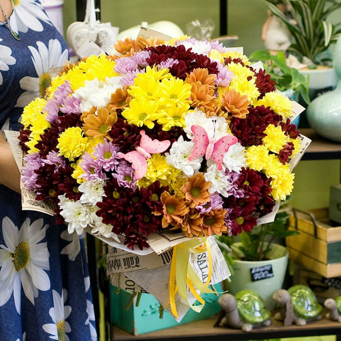 Букет из хризантем Charlotte, 39 цветов, в крафте, с бабочками