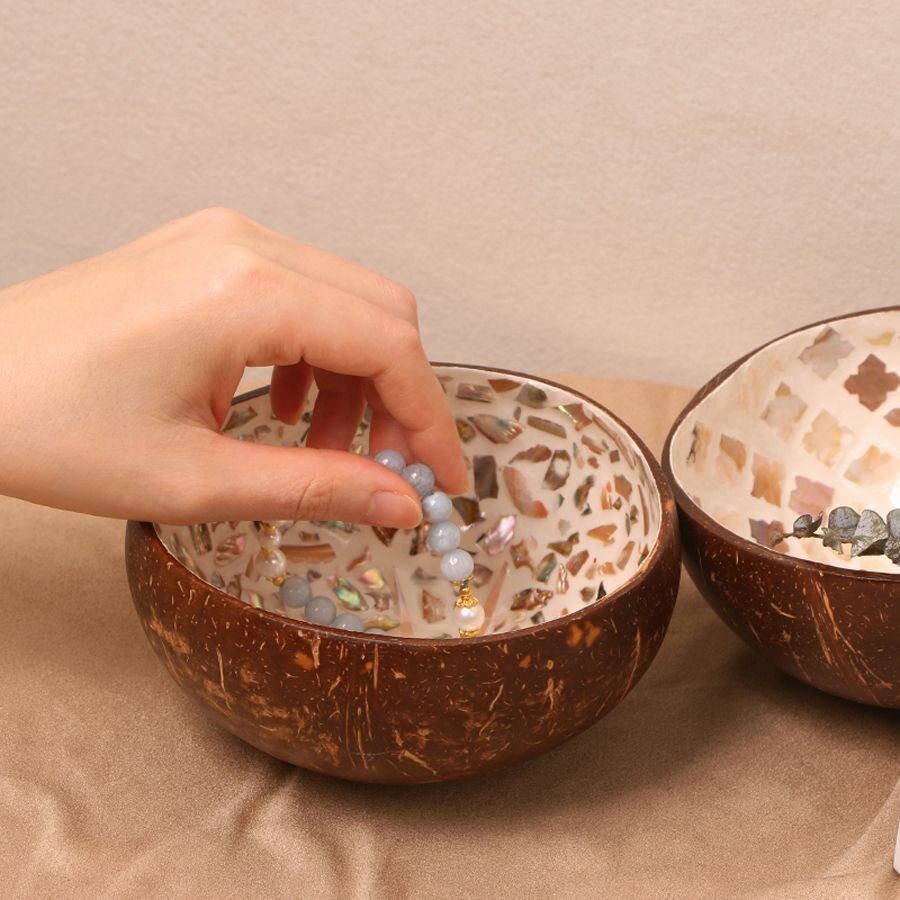 Чаша из кокосовой скорлупы с инкрустацией ракушками стильный декор для дома, черный цвет, диаметр 12-15 см