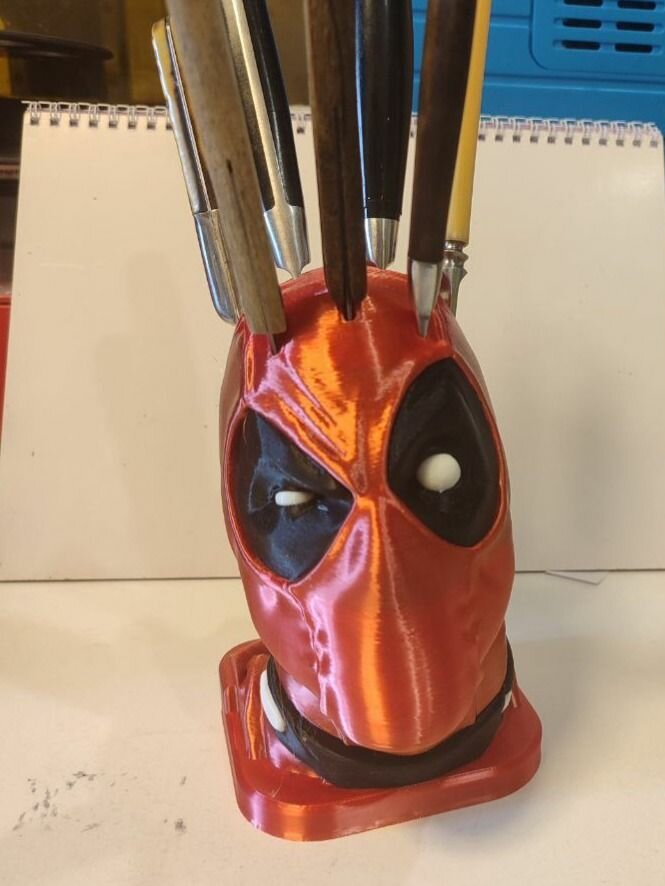 Подставка под ножи "Дэтпул", пластик, черно-красная, настольная