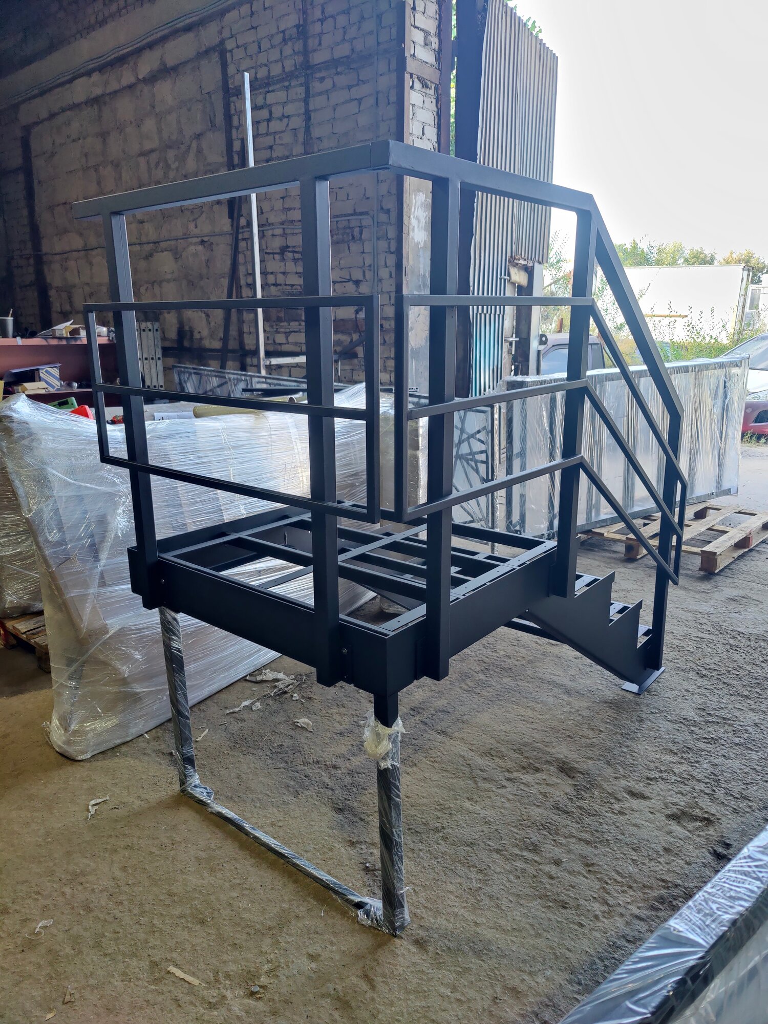 Лестница-крыльцо 4 ступени с площадкой, без ДПК, ограждения слева и торца. Ширина 1 м, высота 80 см.