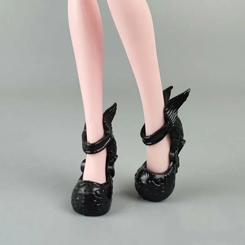 Туфли подходят для кукол Monster High