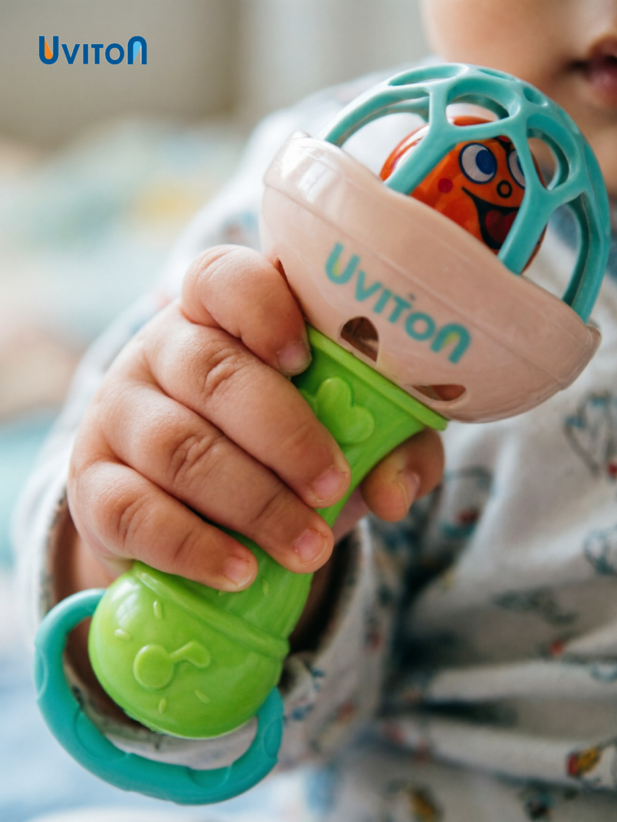 Погремушка Uviton Волшебный шарик Арт.0063 зеленая ручка с бежевой чашей