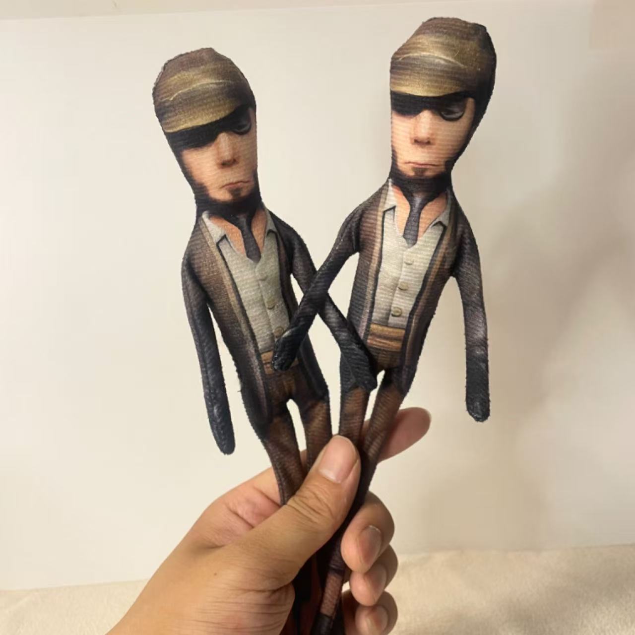 Фигурка Филантроп из игры Identity V с артикулированной проволочной основой, подвижная поза