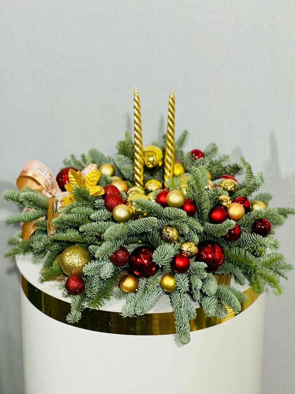 Новогодняя композиция с золотыми свечами из нобилиса