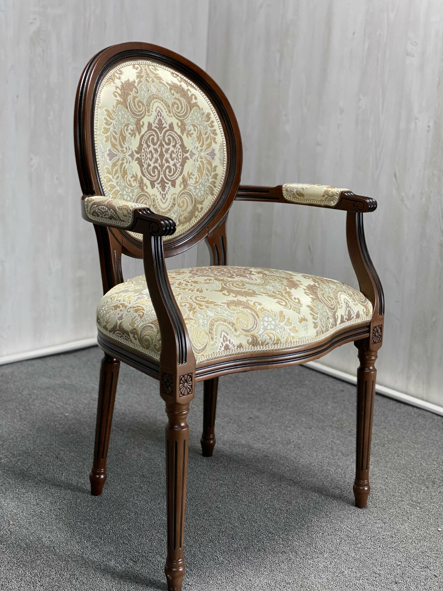 Стул "Медальон", с подлокотниками, массив бука, лакированный, цвет орех