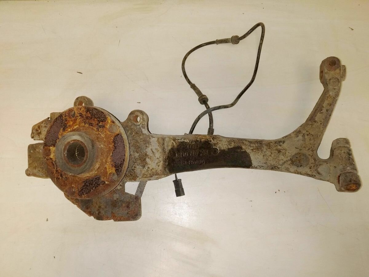 Кулак передний правый Volkswagen Passat B5 258S