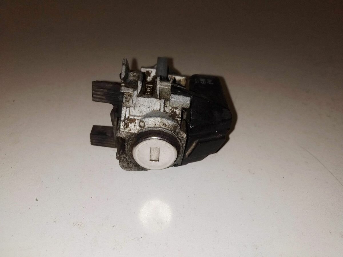 Личинка замка передняя левая Mercedes Benz ML 166