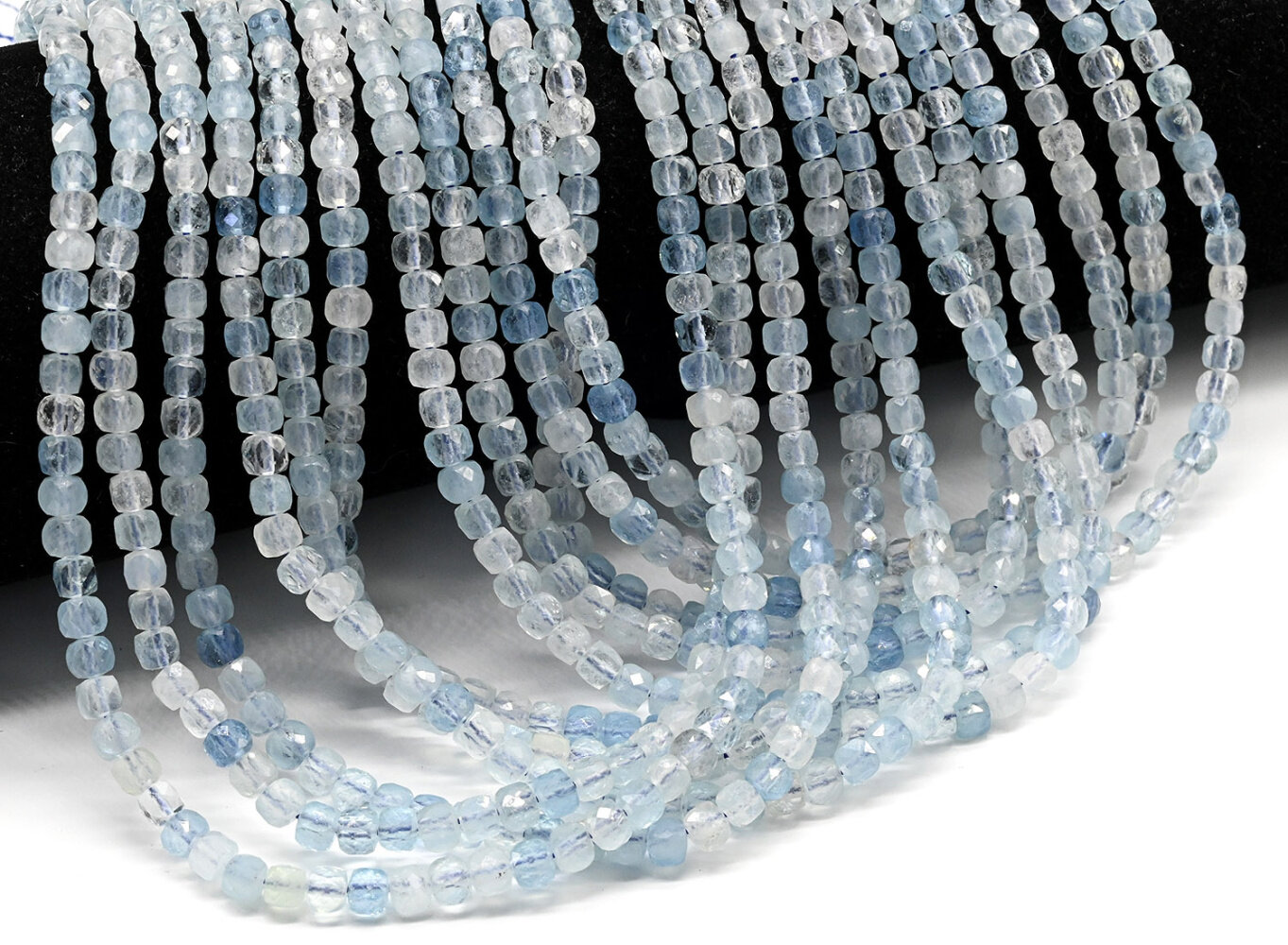 Бусины из аквамарина кубик гр.4мм, 39см, 102 бусины .