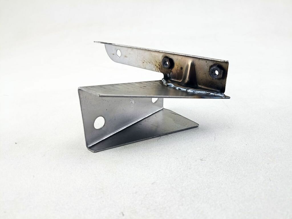 Кронштейн крепления переднего локера и брызговика для а/м УАЗ Карго 2360, Профи 236021/236022 левый