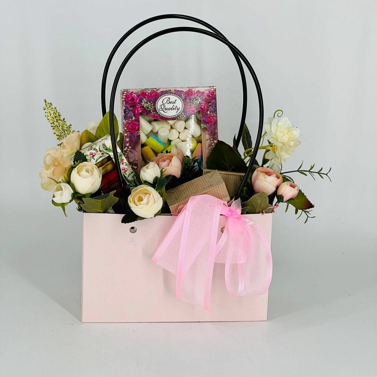 Подарочный набор в сумочке для девушки чай элитный и кофе Бразилия со сладостями, с букетом из искусственных цветов премиум