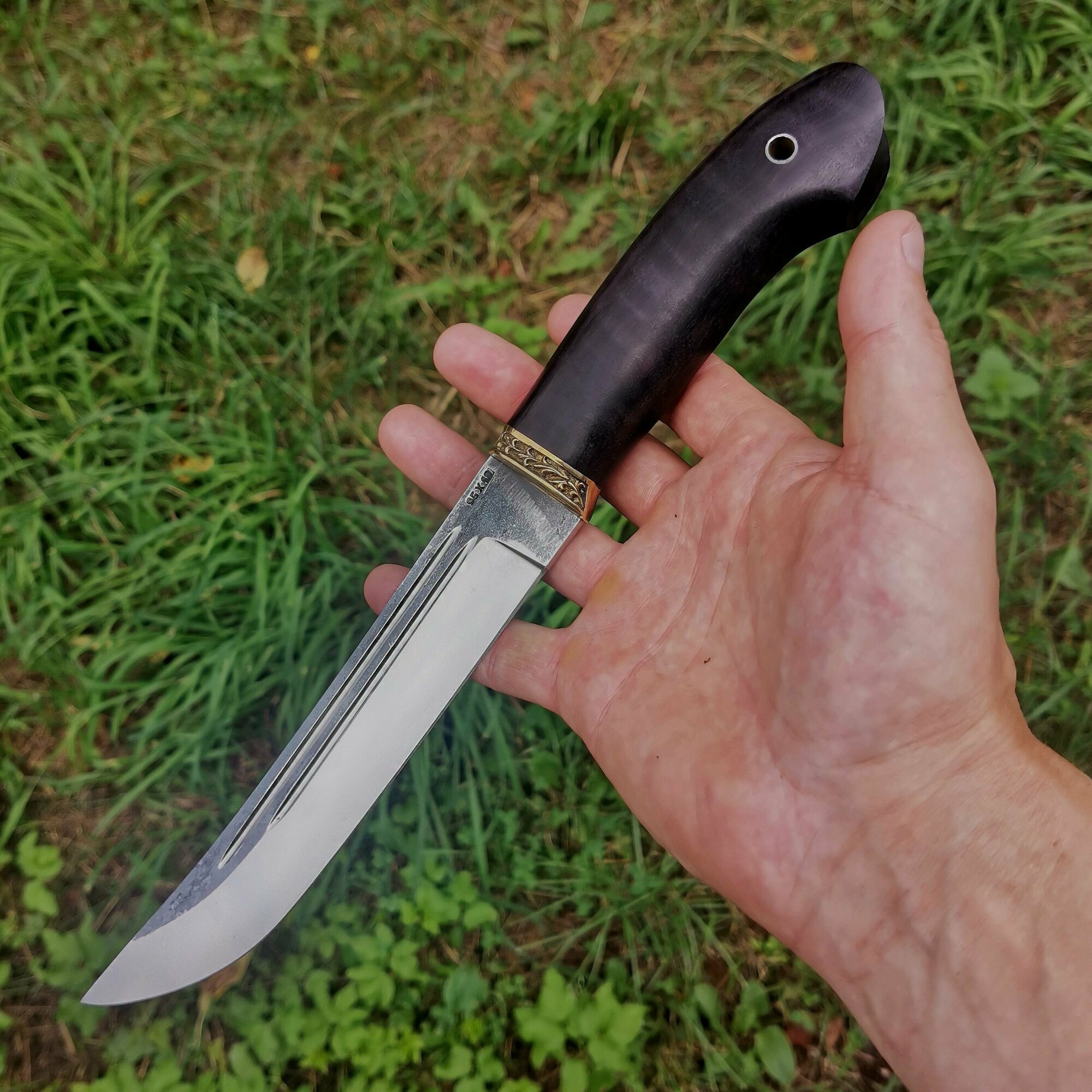 Нож Засапожный из кованой стали 95Х18 со следами ковки, больстер из латуни