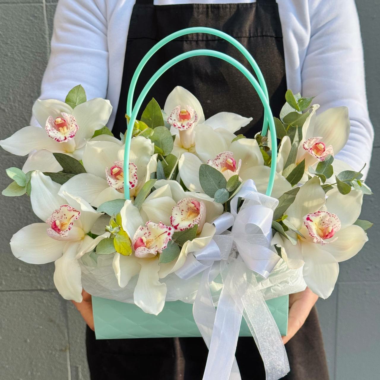 Композиция Rybe-Flowers "Орхидеи в сумочке", 9 белых орхидей, 20см