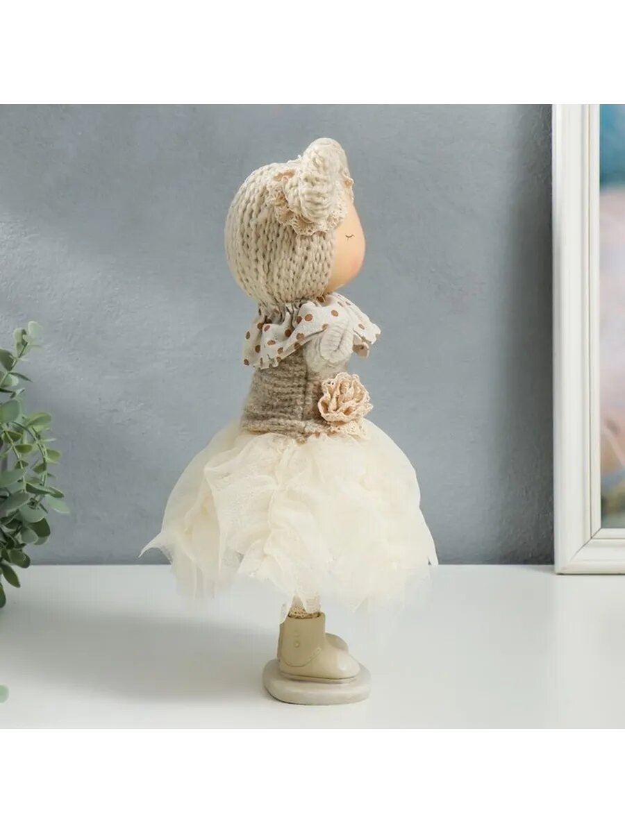 Интерьерная кукла в нежных тонах для украшения