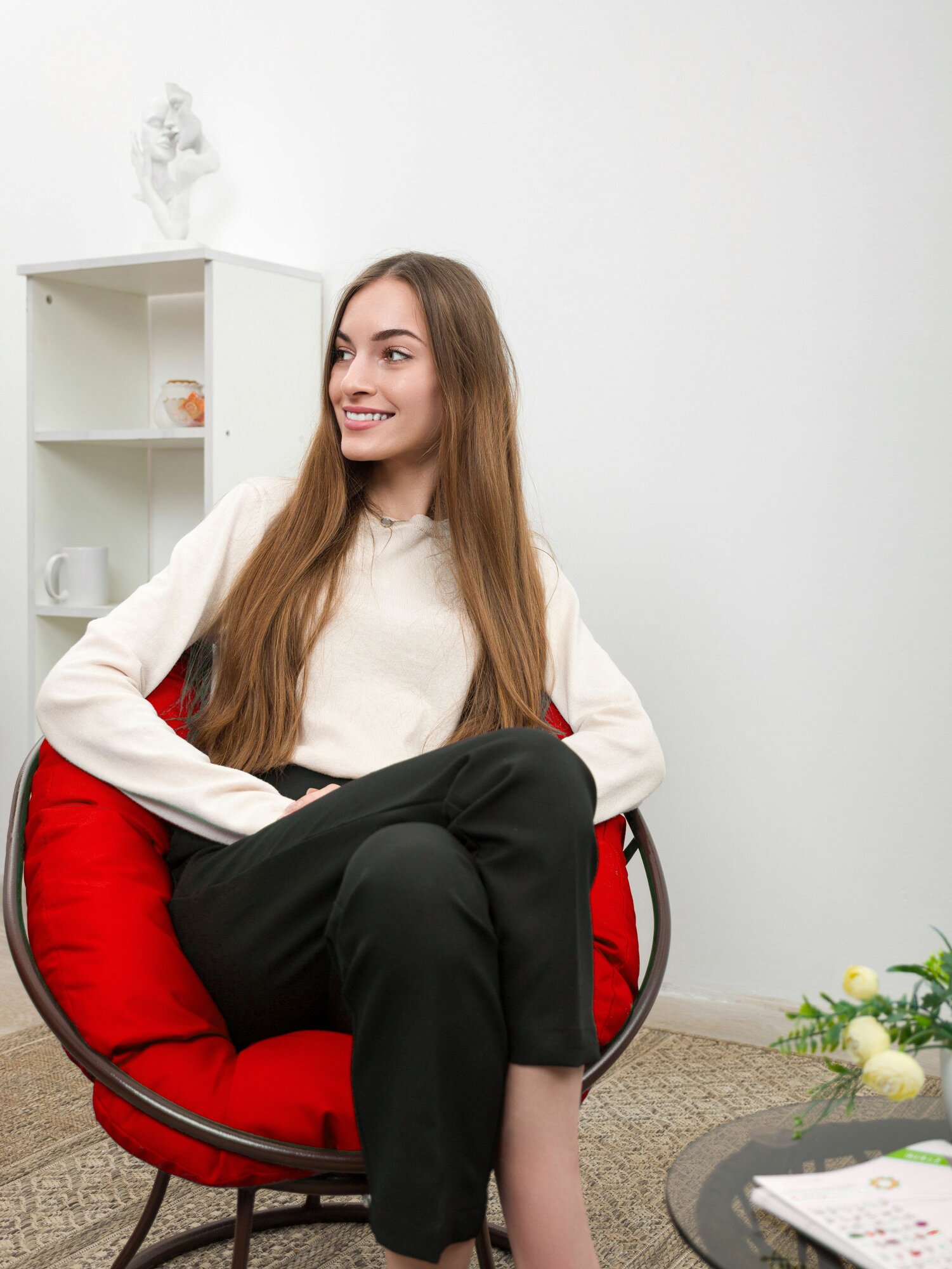 Детское садовое кресло пончик, без ротанга коричневое, красная подушка