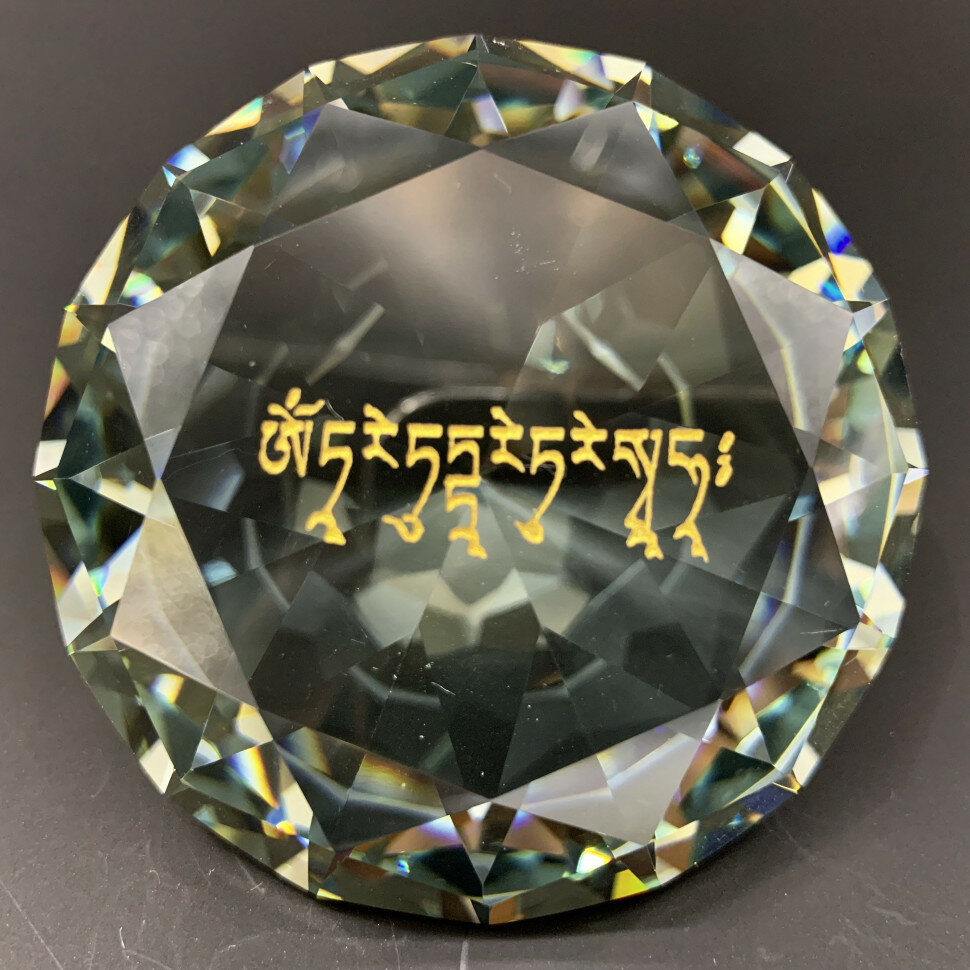 Кристалл с мантрой "Ом Таре Туттаре Туре Соха"