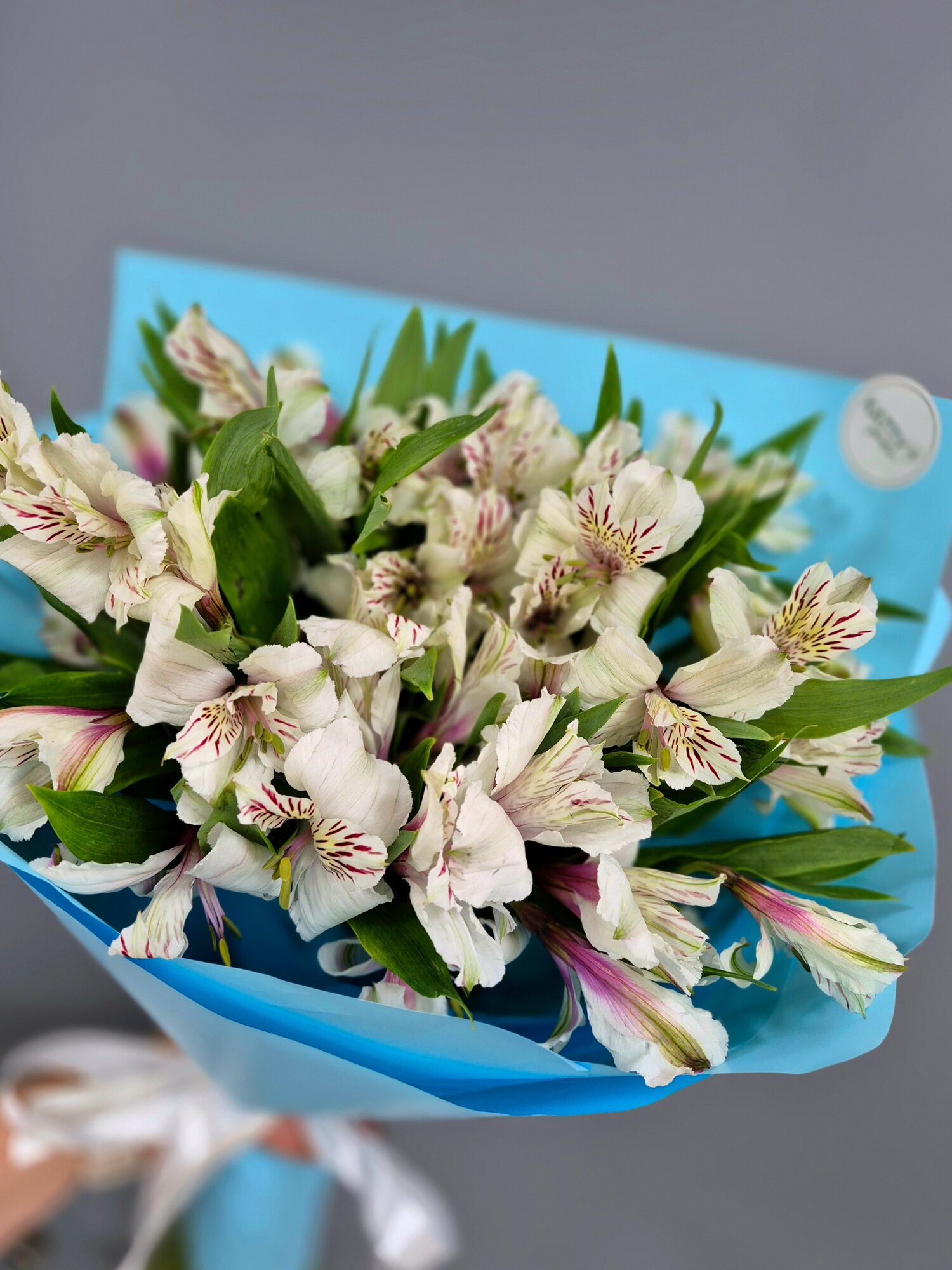 Букет из живых цветов белых альстрамерий 9шт. в стильной упаковке от KATTY GARDEN, записка В подарок