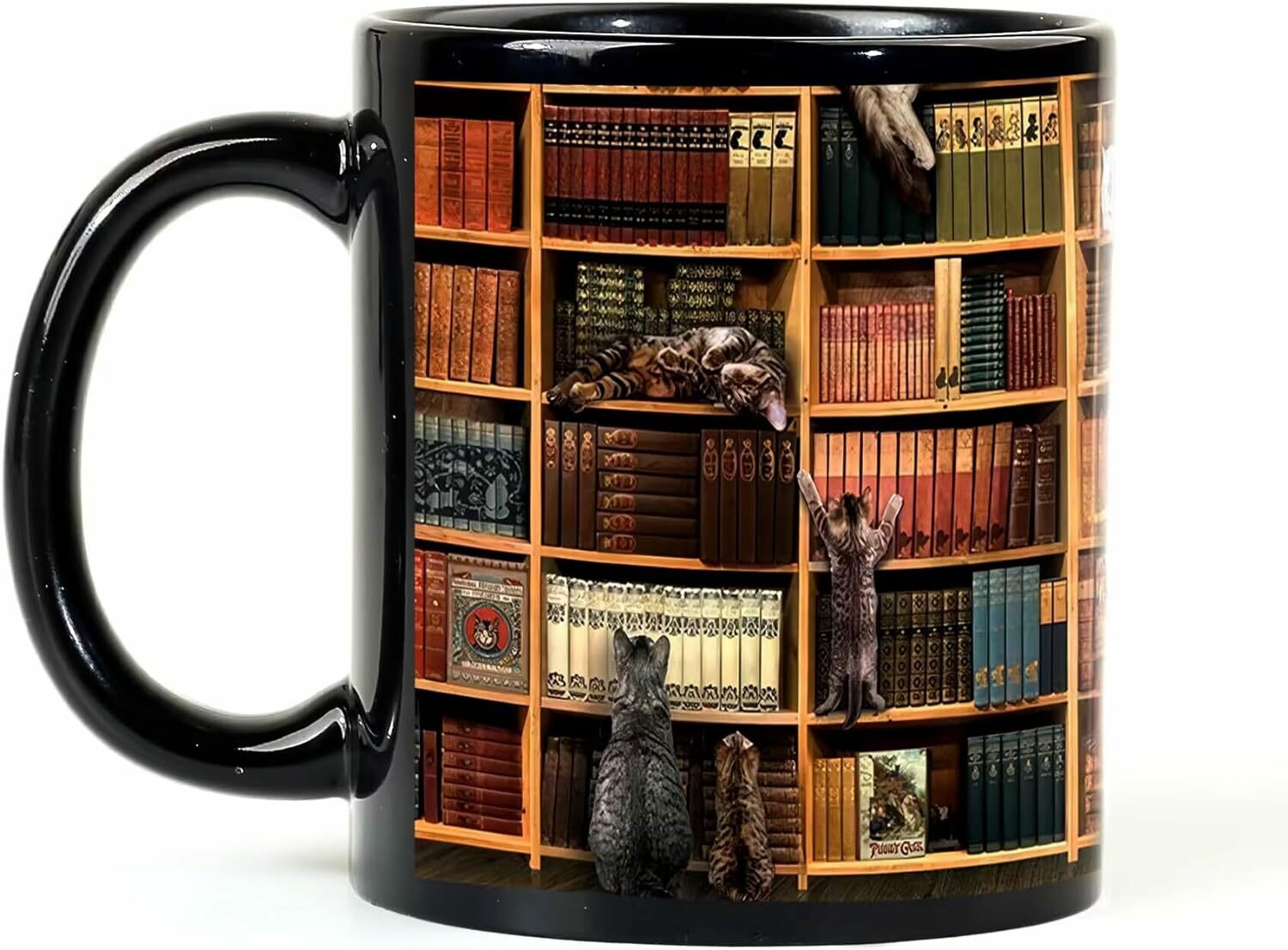 Керамическая кофейная кружка «Кошки на книжной полке» с дизайном «Игривые коты, карабкающиеся по книжной полке», 350 мл, 8,2 x 9,5 см. Идеальный подарок для любителей кошек и книг.