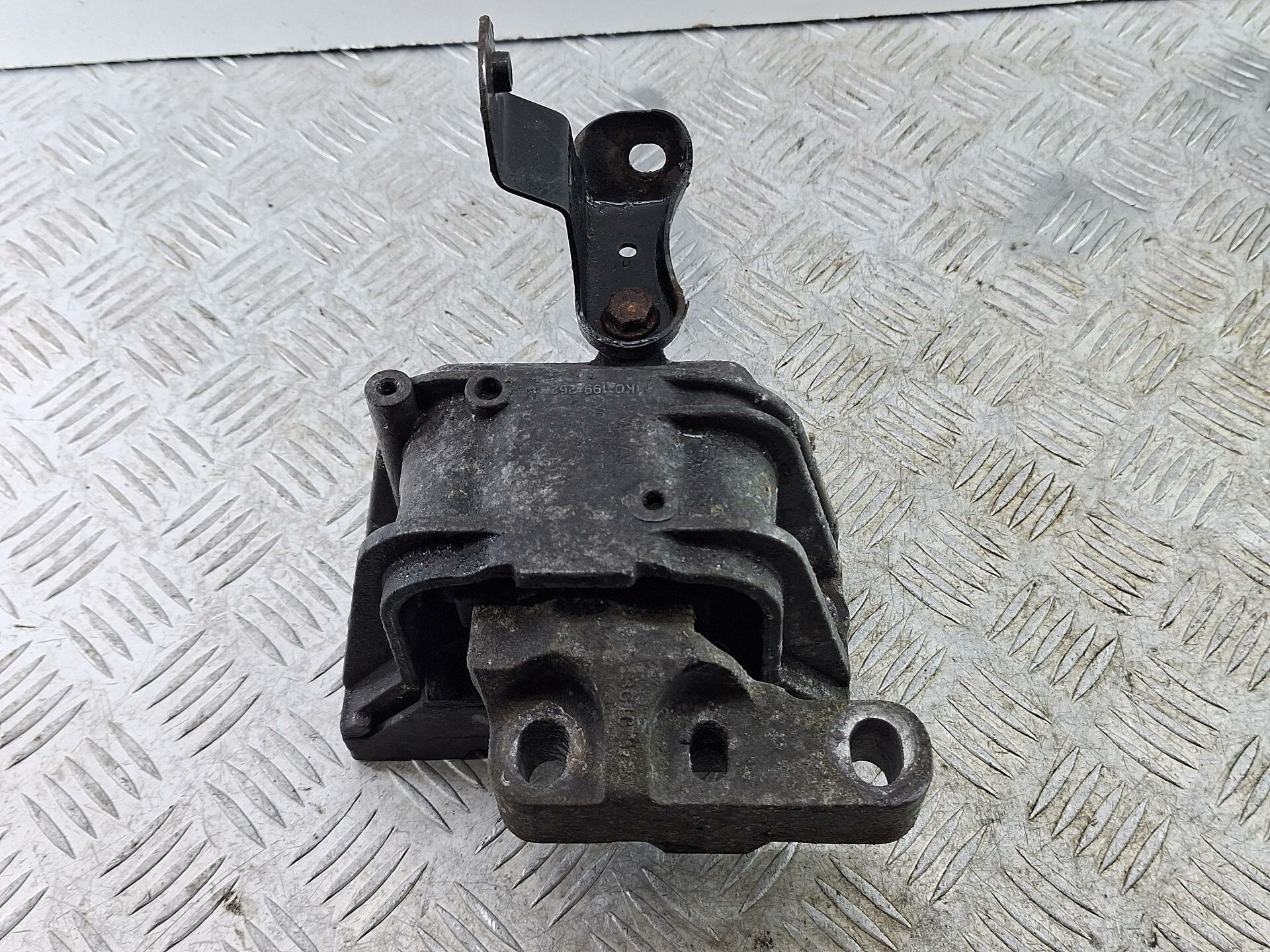 Подушка крепления двигателя Volkswagen Passat B6 2008 1K0199262